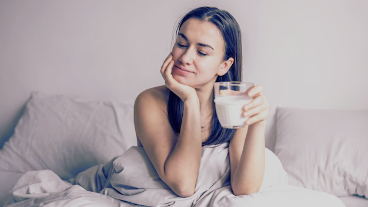 Is Drinking Milk Before Bed Good For Sleep? Benefits, Risks And ...