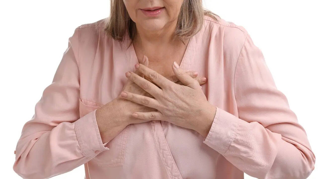 5 Heart Attack Warning Signs Women Often Overlook, Blaming Menopause ...