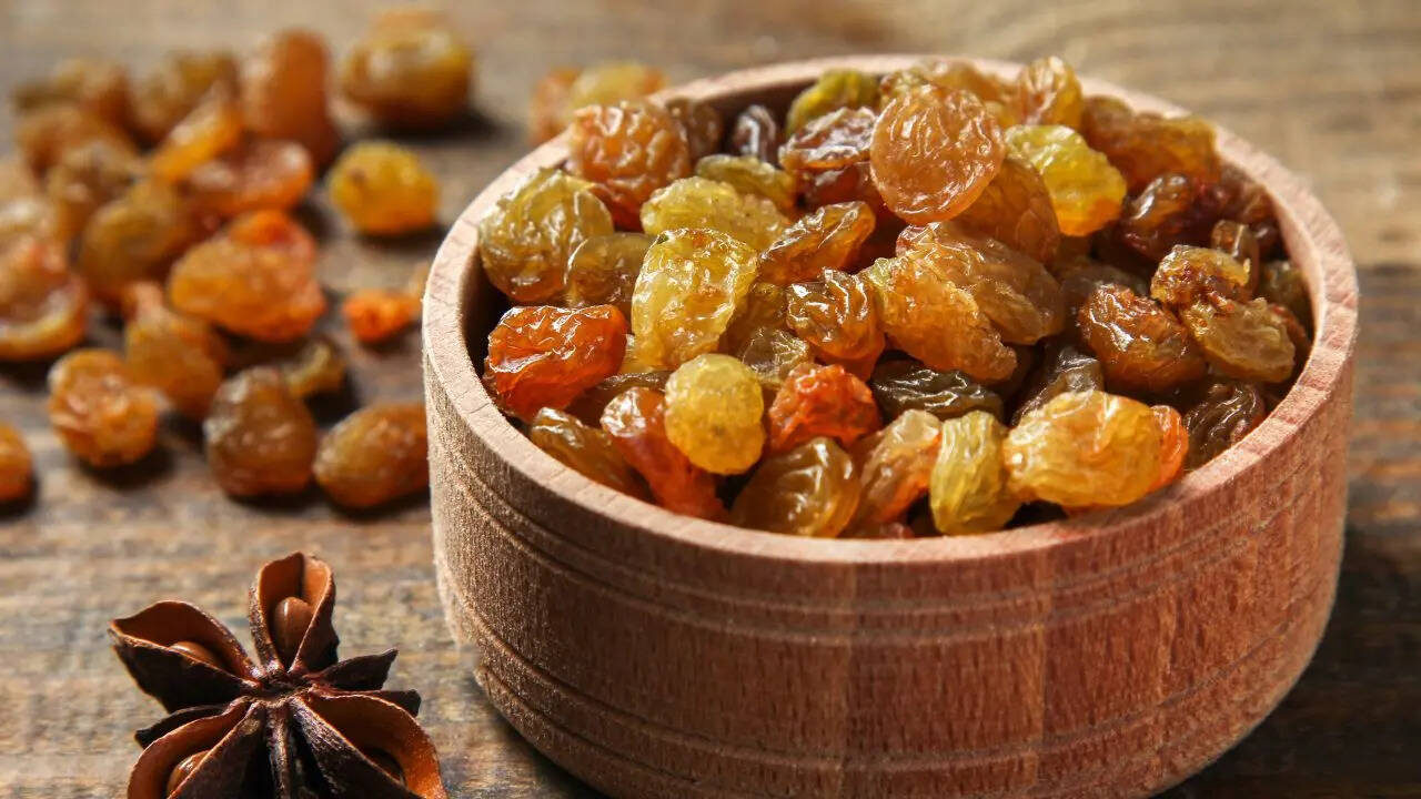 Soaked vs. Dry Raisins: Nutritionists Reveal Which Packs More Benefits ...